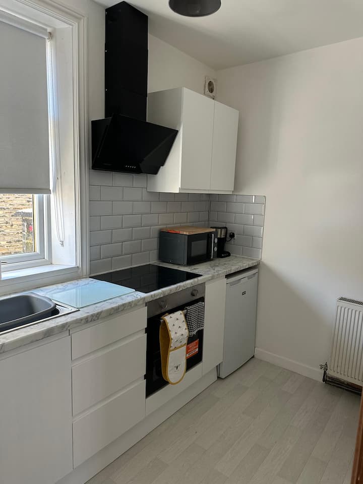 Brighouse 2 Bedhouse Central | Wi-fi | M62 - Huddersfield