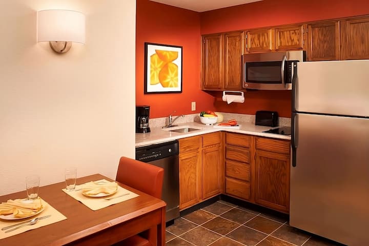 Pleasant Stay! Outdoor Pool, Pets Allowed! - Waukegan, IL