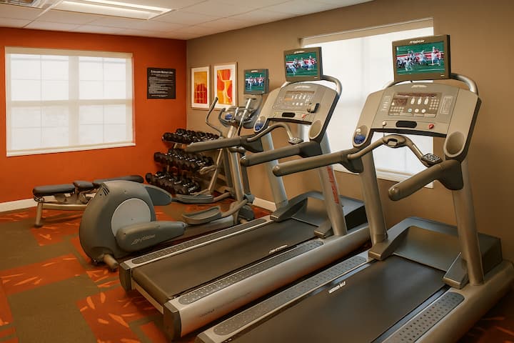 Relax And Unwind! Kitchen, Free Breakfast, Pool! - Waukegan, IL