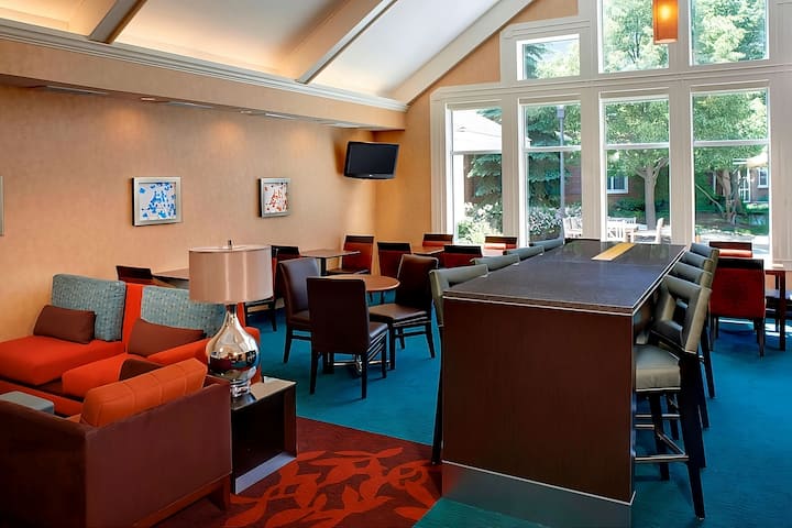 Pets Are Allowed Here! Pool, Free Breakfast! - Waukegan, IL