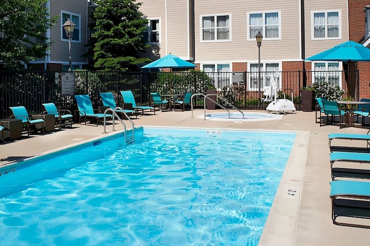 Pleasant Stay! Pool, Kitchen, Free Breakfast - Waukegan, IL