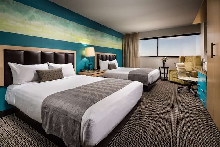 Short Drive To Shark Reef Aquarium! 4 Large Units! - Las Vegas, NV