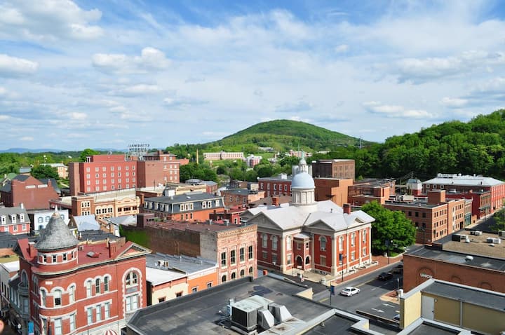 Inviting Downtown Stay | Two Units | Pet-friendly - Staunton, VA