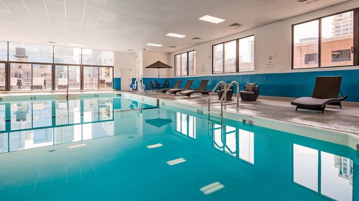 Your Chicago Adventure Starts Here! 3 Units! Pool! - Chicago, IL