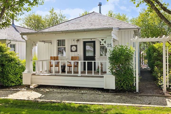 A Swell Cottage: Covered Porch & Steps To The Park - Pacific Beach, WA
