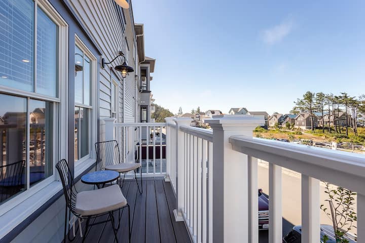 Seabrook's At Last, A Loft In Town Center! - Pacific Beach, WA
