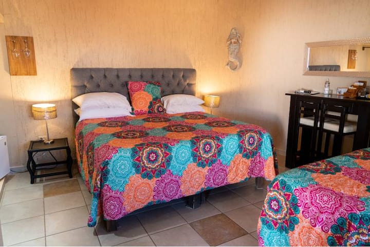 Waterfront Escape – 3 Private Rooms/ Garden Access - La Paz