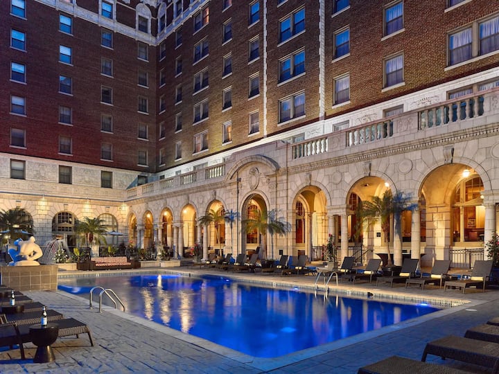 Relaxing Stay! Outdoor Pool, Parking, Pets Allowed - St. Louis, MO