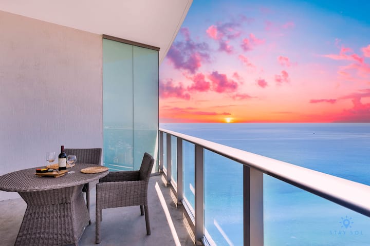 Rooftop Pool –Oceanview Balcony| Beachfront Resort - Hollywood, FL