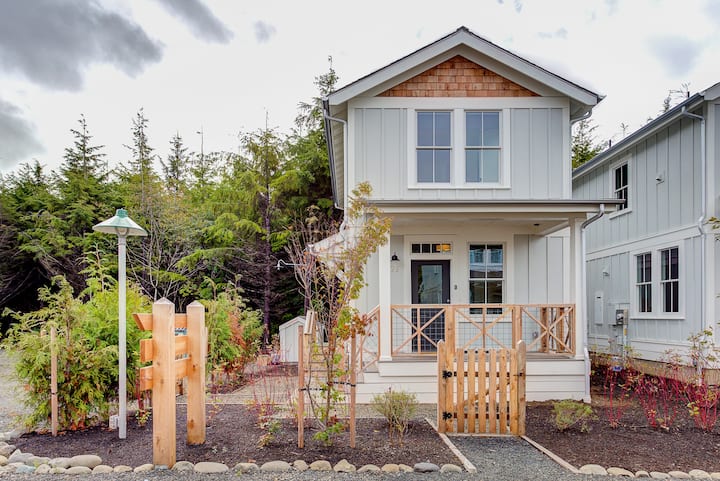 Seabrook's Northwest Cabin, Porch And Fire Pit! - Pacific Beach, WA