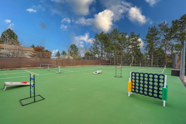 Pickleball Palace! Courts & Games & Hot Tub & Bbq! - Colorado Springs, CO