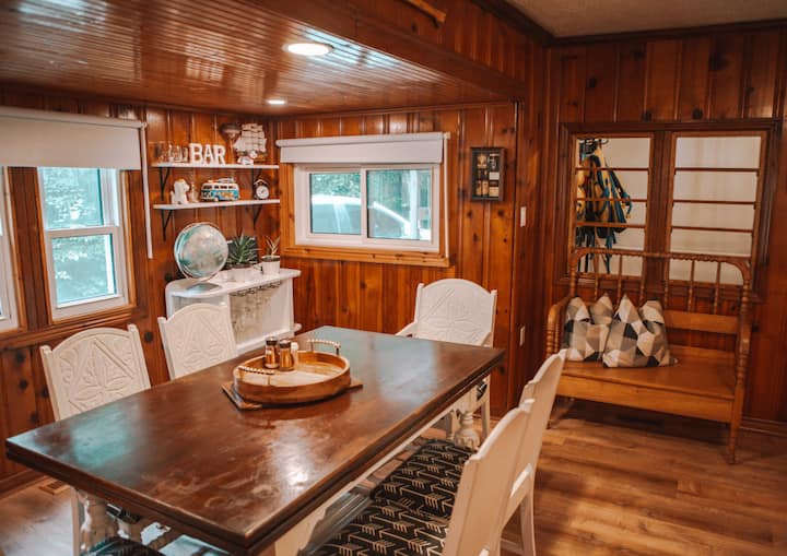 3br Waterfront Hidden Gem W/private Dock & Hot Tub - Kawartha Lakes