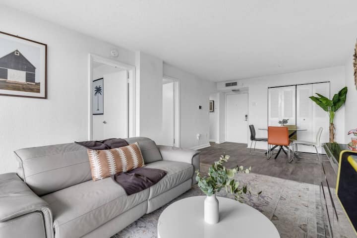 Centrally Located 2 Bed In The Heart Of Nmb - North Miami Beach, FL