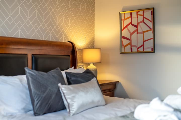 Dewberry Room - King Family Room - Lake View - Windermere