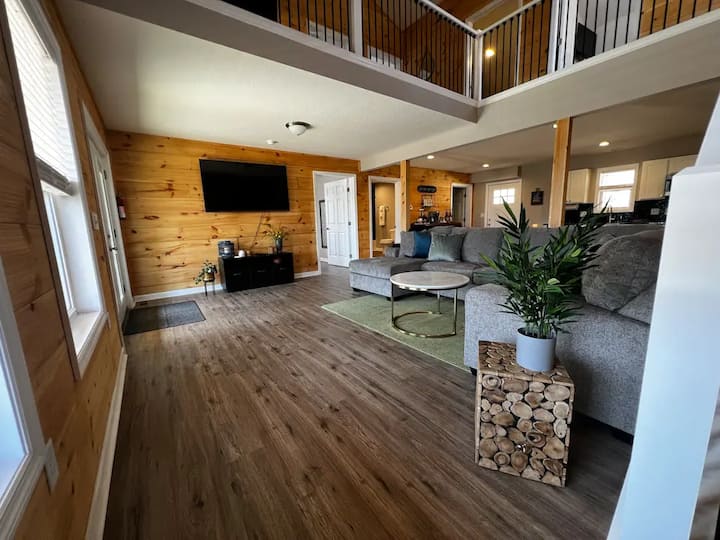 Modern Lodge On 40 Acres W/ Pond - Ohio