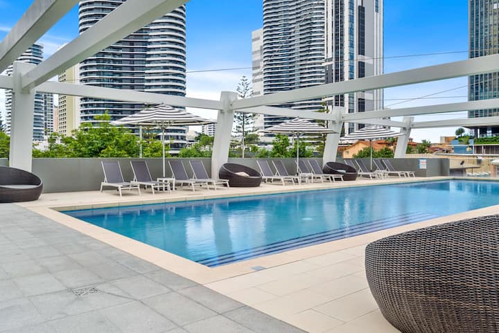 Elegant 2-bed With Stunning Views, Pool, Bbq, Gym - Broadbeach