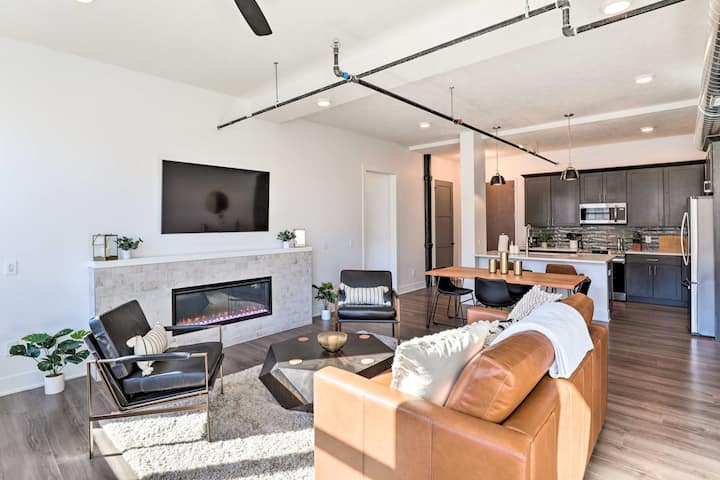 Walk To Unl Campus: Dtwn Lincoln Loft Apt! - Lincoln, NE