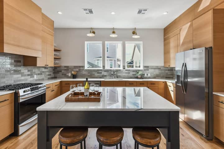 Elegant Stylish Home | Hot Tub & Pergola - Gretna, LA