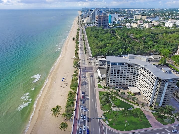 Great Amenities! Ocean View, Pool, Pets Allowed! - Fort Lauderdale, FL