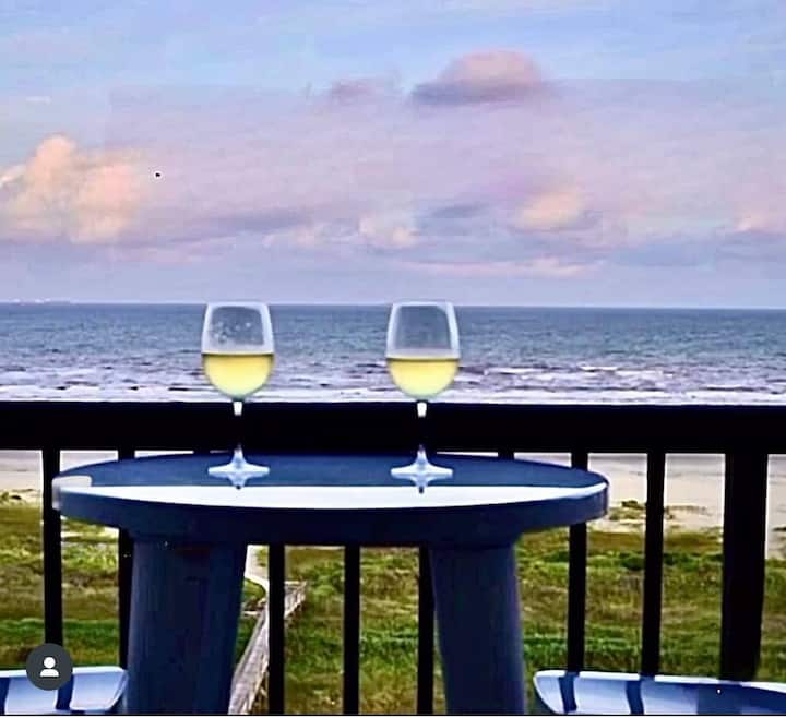 Beachfront 8th Floor Studio - Stunning View - Texas City, TX