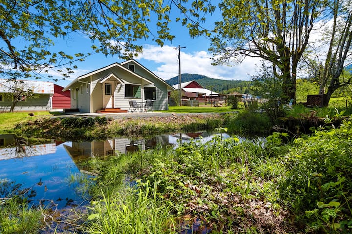 A Pet-friendly, Creek Side Ranch House W/starlink - Lake Crescent, WA