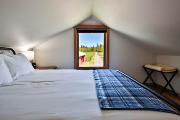 A Pet-friendly, Creek Side Ranch House W/starlink - Lake Crescent, WA