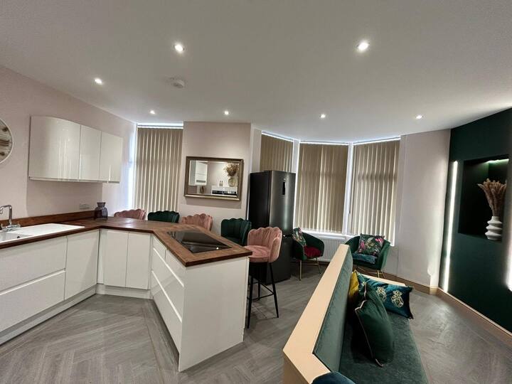 Strawberry Fields Suite By Sasco Apartments - Blackpool Zoo