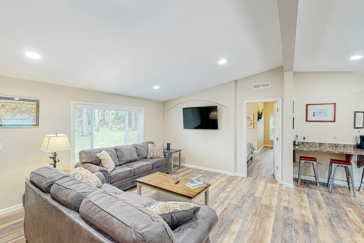 3br Modern Home With Grill, W/d, & Large Yard - Coos Bay, OR