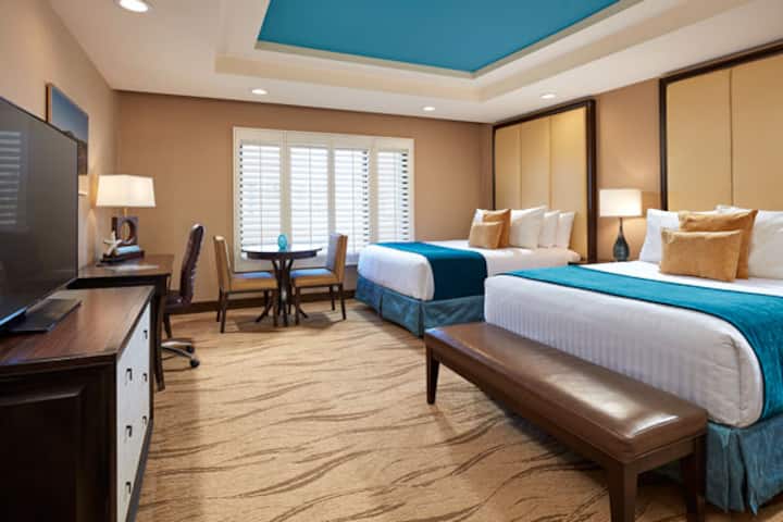 Family Vacay! Two Spacious Units, Restaurant - San Diego