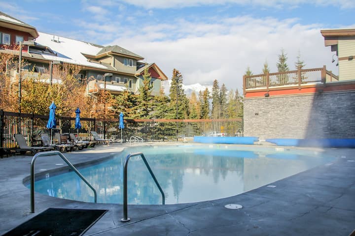 Superb Family Friendly 3 Bedroom - Pool & Hot Tubs - Canmore