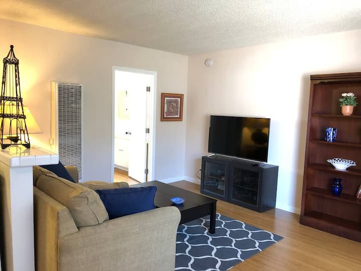 1 Br Apartment With Free Parking - Santa Monica, CA