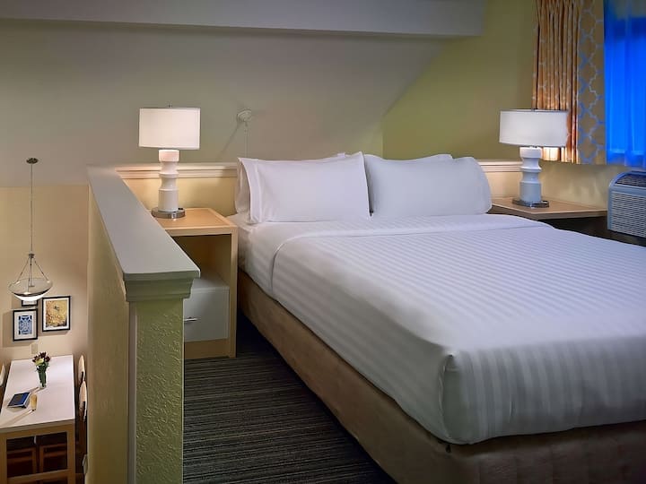 Budget-friendly Getaway! 3 Comfortable Units, Pool - Omaha