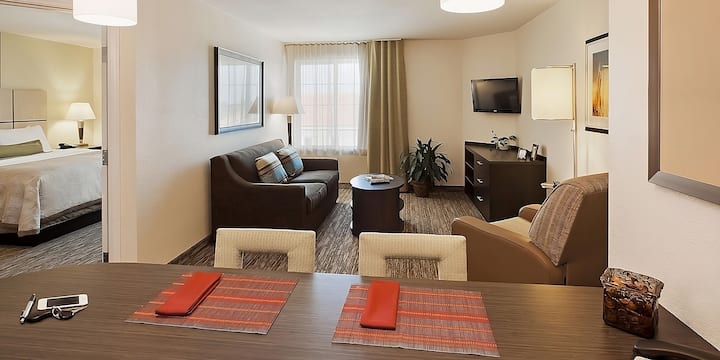Quick Escape! 3 Spacious Rooms, Free Parking - Southfield, MI
