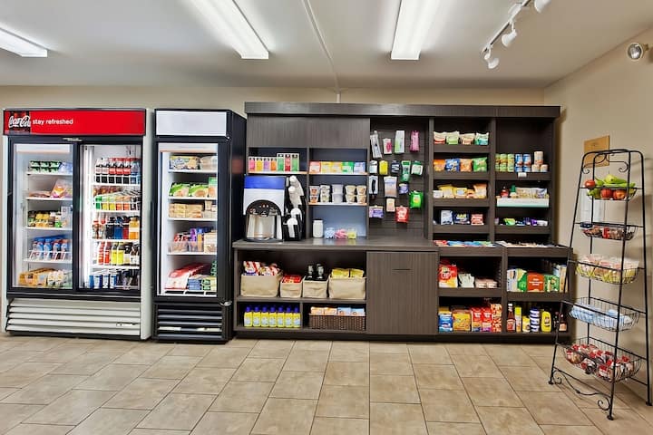 2 Convenient Rooms! Living Rooms & Kitchen - Southfield, MI