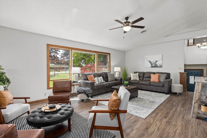 Spacious Modern Farmhouse - Pickle Ball Court & Near Beach! - Milan, OH