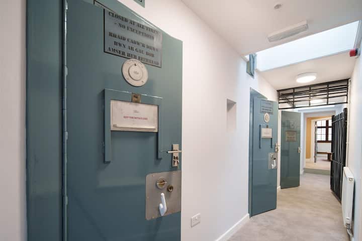 Y Clinc - A Unique Police Station Stay For 28 - Pembrokeshire