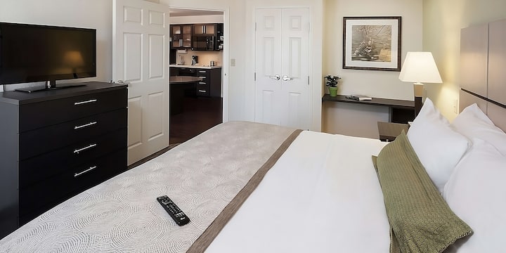 Comfortable Stay! 4 Quiet Rooms W/ Living Spaces - Southfield, MI