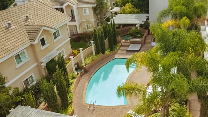 Convenient Stay! Pool. Pets Allowed, Parking! - Mountain View, CA