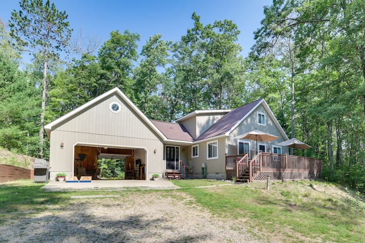 Roscommon Retreat W/ Deck ~ 1 Mile To Higgins Lake - Higgins Lake, MI