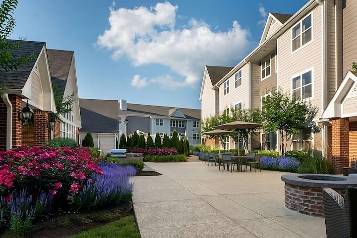 Discover Home In Paradise! Free Breakfast - Manassas, VA