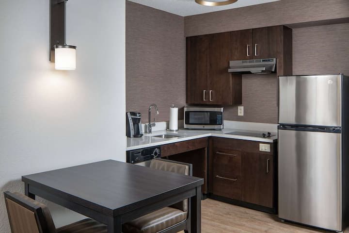 Relax And Recharge! Pets Allowed, Free Breakfast - Fairfax, VA