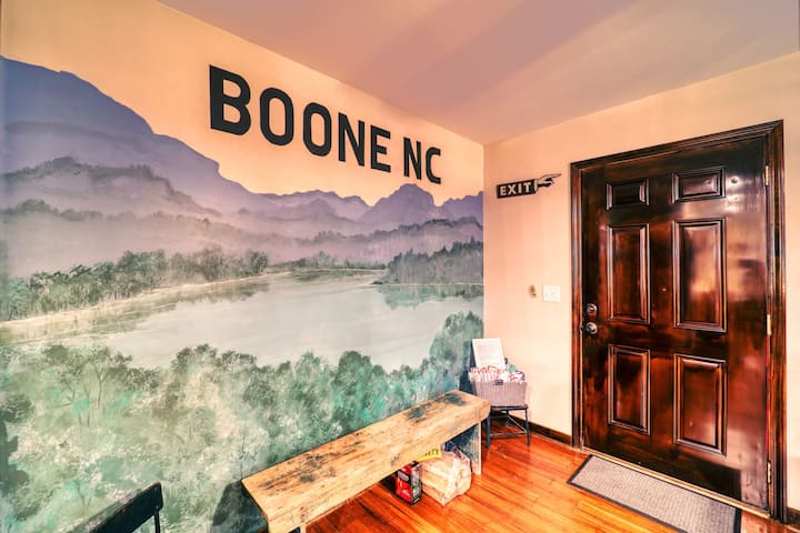 Blissful Mountain Cabin, Close To It All + Hot Tub - Boone, NC