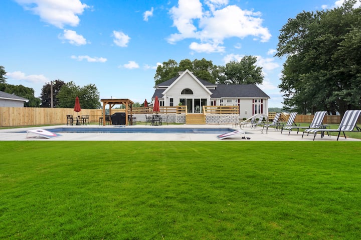 Pool, Pickleball And Sleeps Over 30 People - Milan, OH