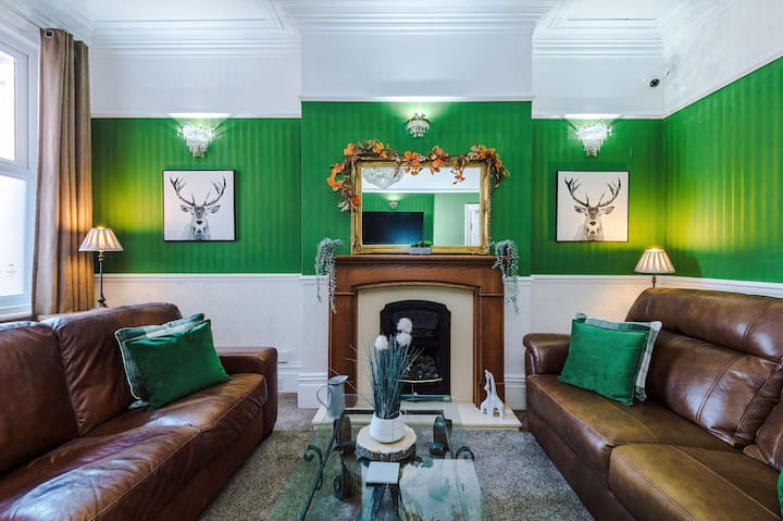 Pebbles Guest House - Sleeps 20 - Lancashire