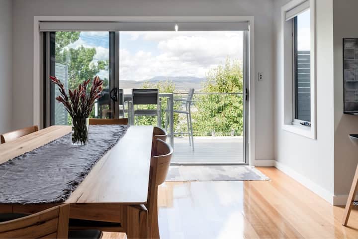 Breathtaking Views With Parking In Trevallyn - Launceston