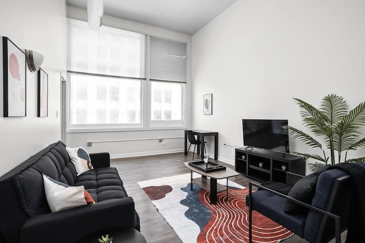 Bold 2br/2ba In The Block Apartment By Cozysuites! - Mile Square - Downtown - Indianapolis