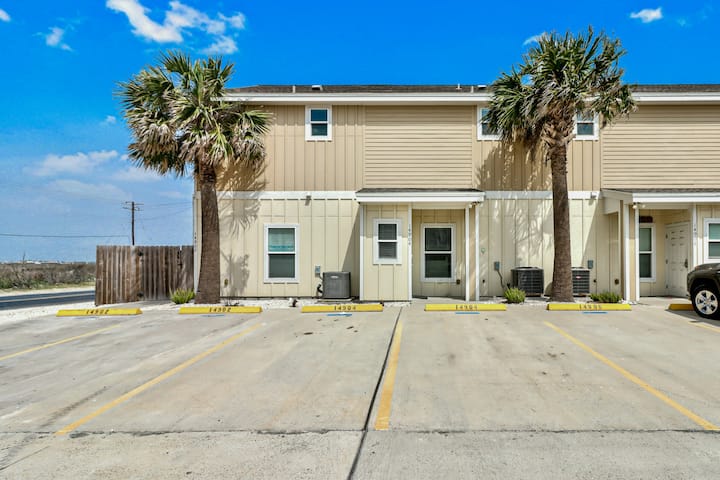 2br With Pool & Balcony, Walk To Beach & Jetty - North Padre Island, TX