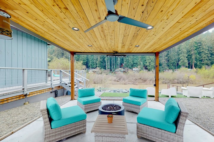 Mid-century, Riverfront 3br With Hot Tub & Views - Monte Rio, CA