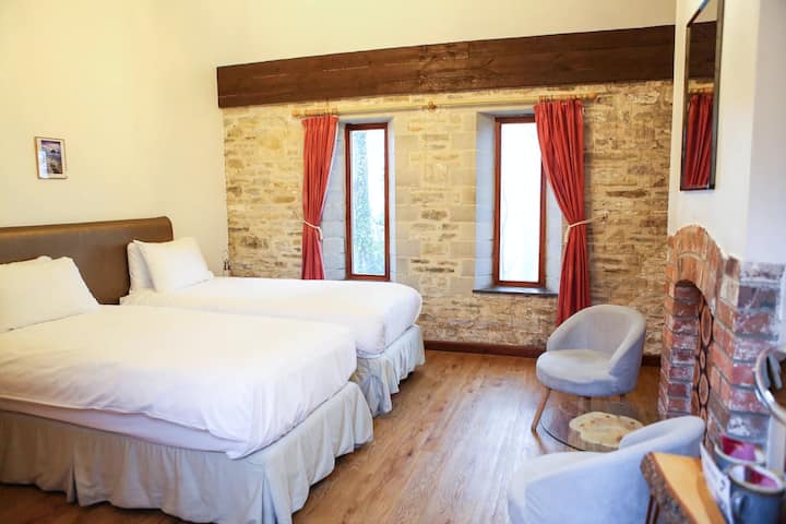 Twin Deluxe Bedroom - Corfe Castle