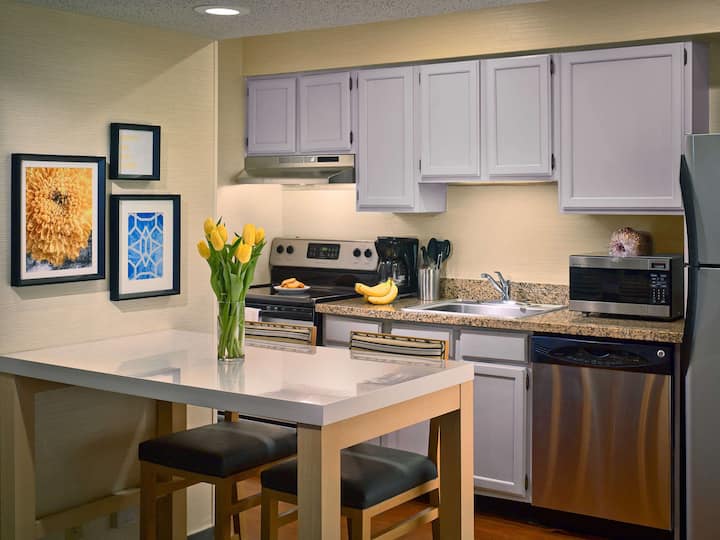Comfort And Convenience! 2 Relaxing Units, Pool - Avon, OH